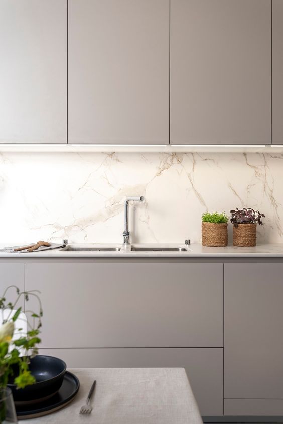 Cómo elegir el color de la encimera de la cocina - Blanco y de madera